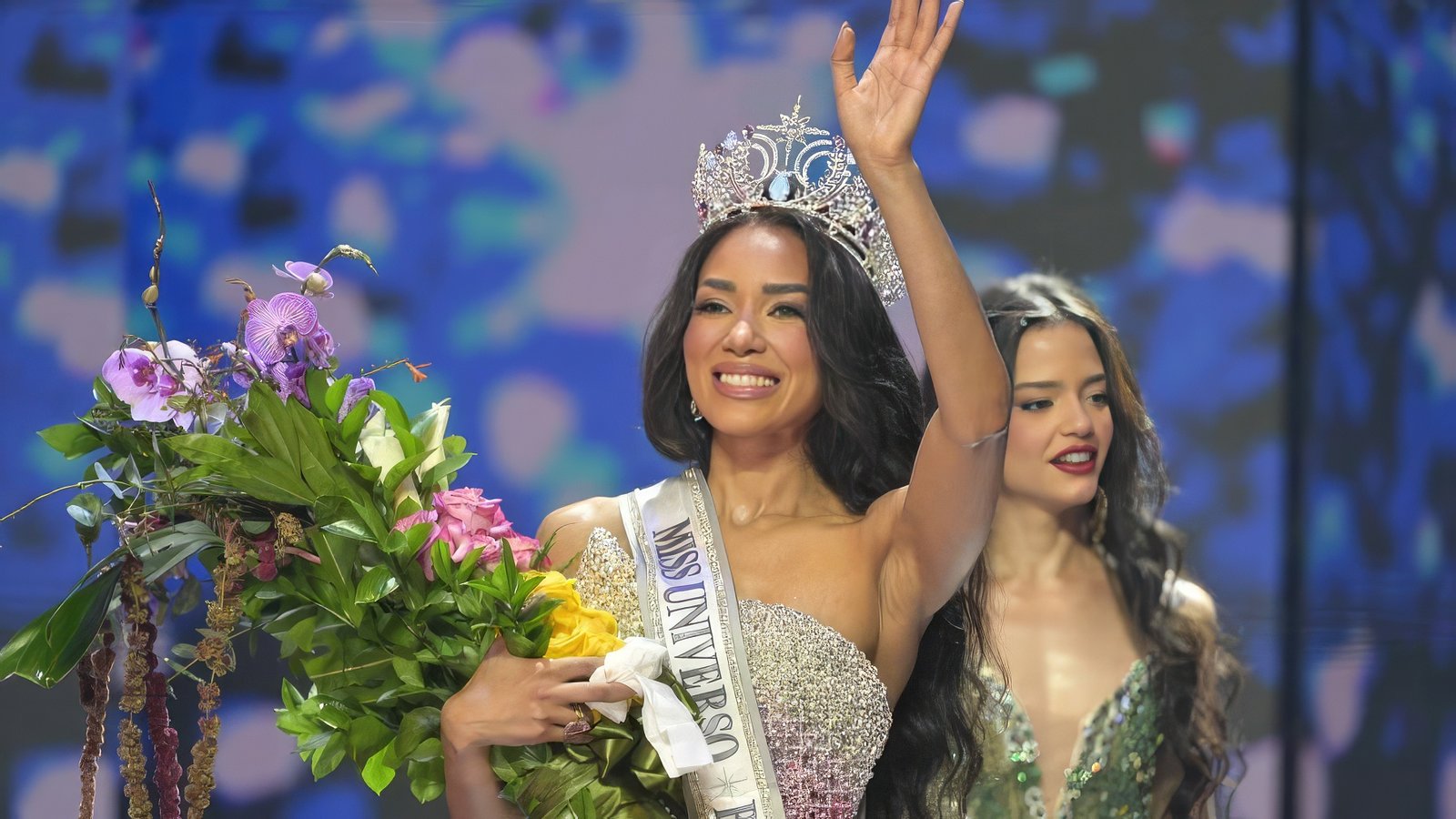 Jennifer Ventura lleva la corona de Miss RD Universo 2025 a Barahona ...